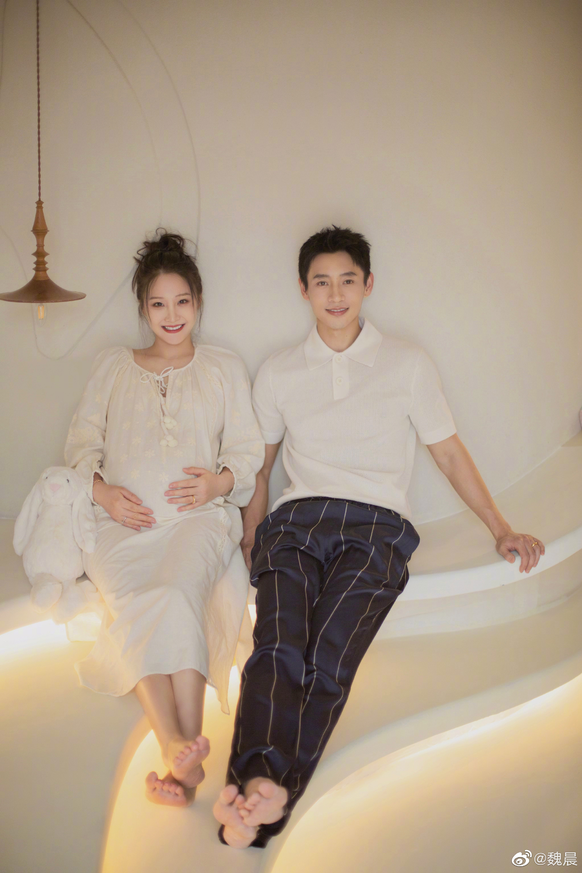 37-year-old Wei Chen announces that he will be a father, posting photos of the couple during ...