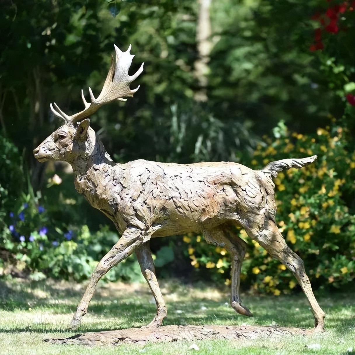 Hamish Mackie's vibrant animal sculptures - iNEWS