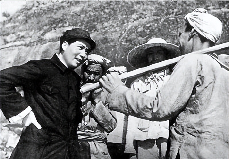 How did Mao Zedong treat the peasants who cursed him? - iNEWS