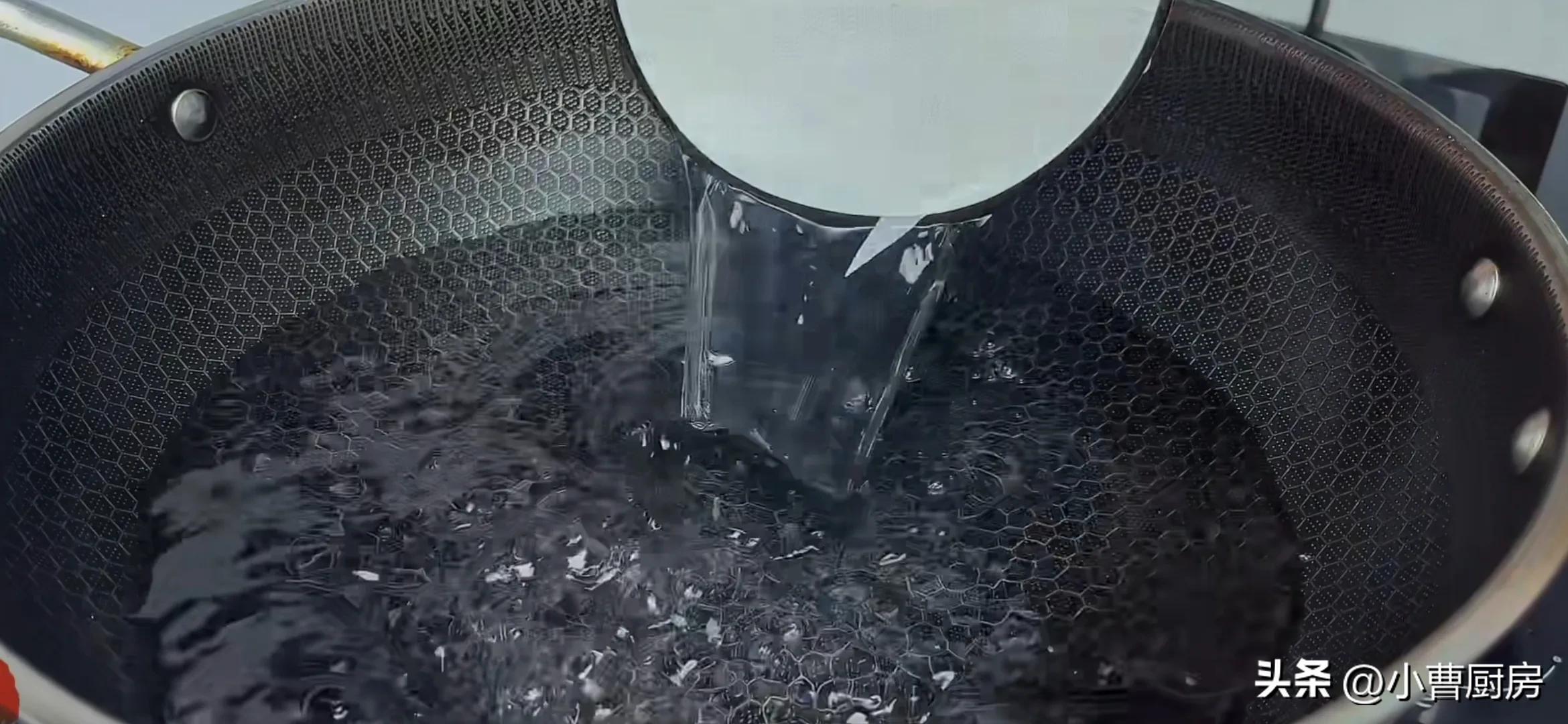 Pour the starch into boiling water, and it will become delicious in an ...