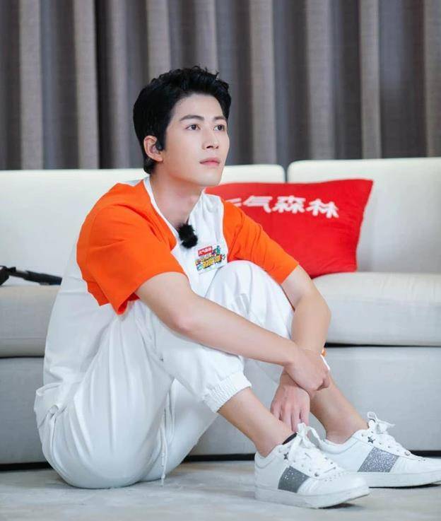 Chen Xuedong's all-black suit and watch, as if returning to "Little ...