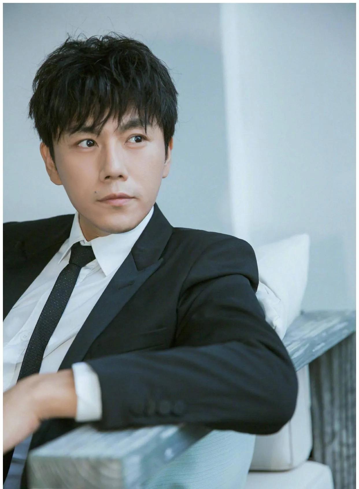 Qin Hao has no regrets in this life. He married his childhood idol as his wife, but now he looks ...