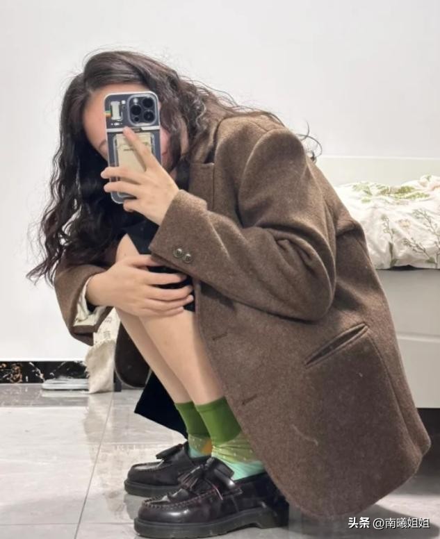 Martin boots are bulky, and ankle boots show short legs. This pair of ...