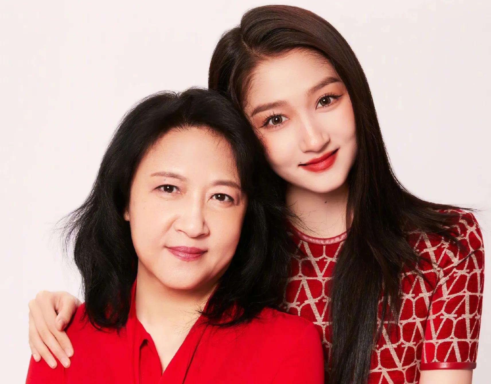 Guan Xiaotong posted New Year photos!51-year-old Guan Ma has exquisite ...