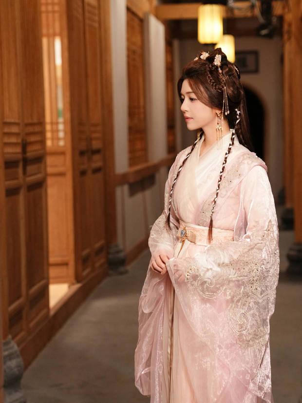 Chen Yanxi's ancient costume photos are gentle and elegant, showing ...