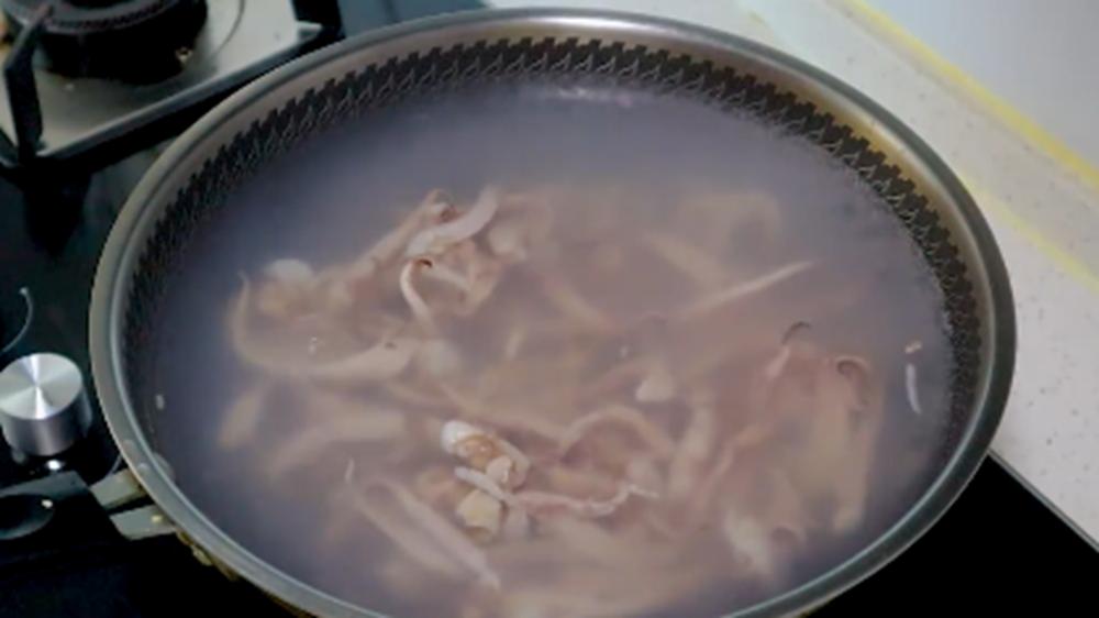 The home-made practice of dry pot squid whiskers, the taste is crisp ...