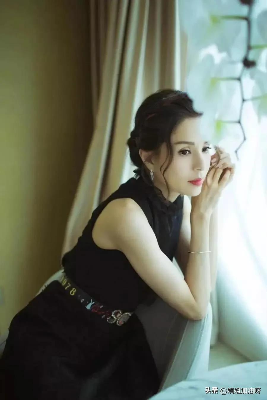 Share pictures, the goddess of temperament Li Ruotong - iNEWS