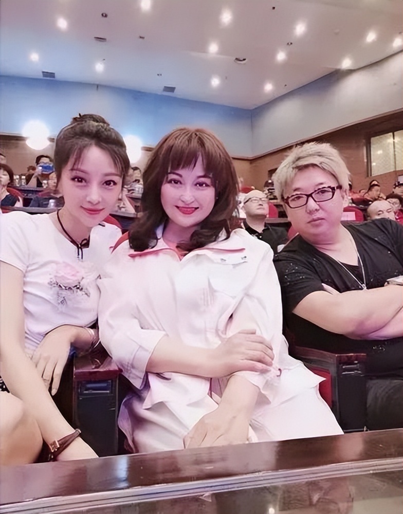 The post-70s Wang Luyao eats at parties, the flesh on her cheeks sags prominently, and the ...