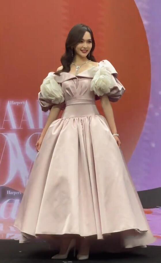 Harper's Bazaar red carpet: Yang Zi is old-fashioned, Di Lieba lets ...