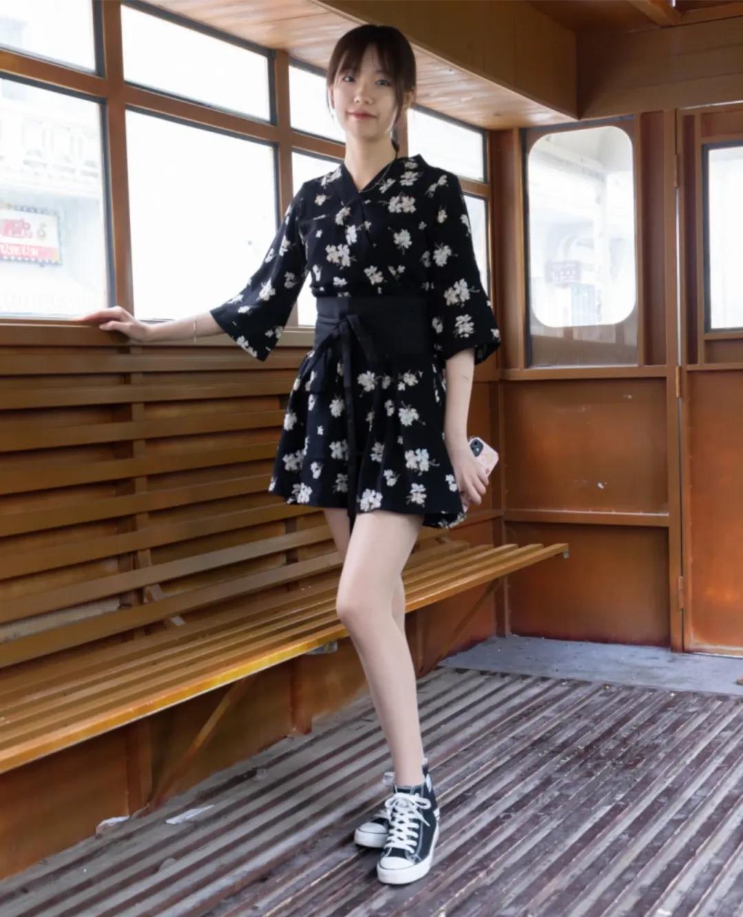 The model lady's flesh-colored stockings and canvas shoes dress are ...
