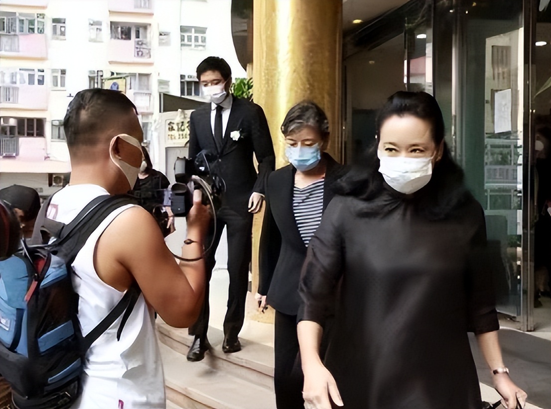 Guo Jingjing's mother and mother-in-law are rarely in the same frame ...