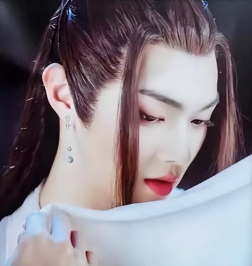 Also in the film and television drama "dressing as a woman", the contrast between Cheng Yi, Gong ...