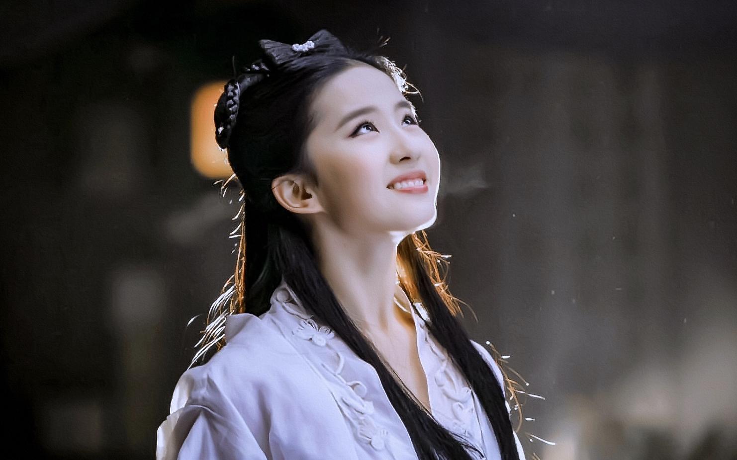 Liu Yifei looks as beautiful as a fairy. After seeing her mother Liu ...