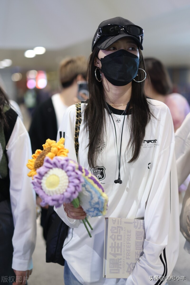 Meng Jia appeared at Shanghai Hongqiao Airport and was presented with ...