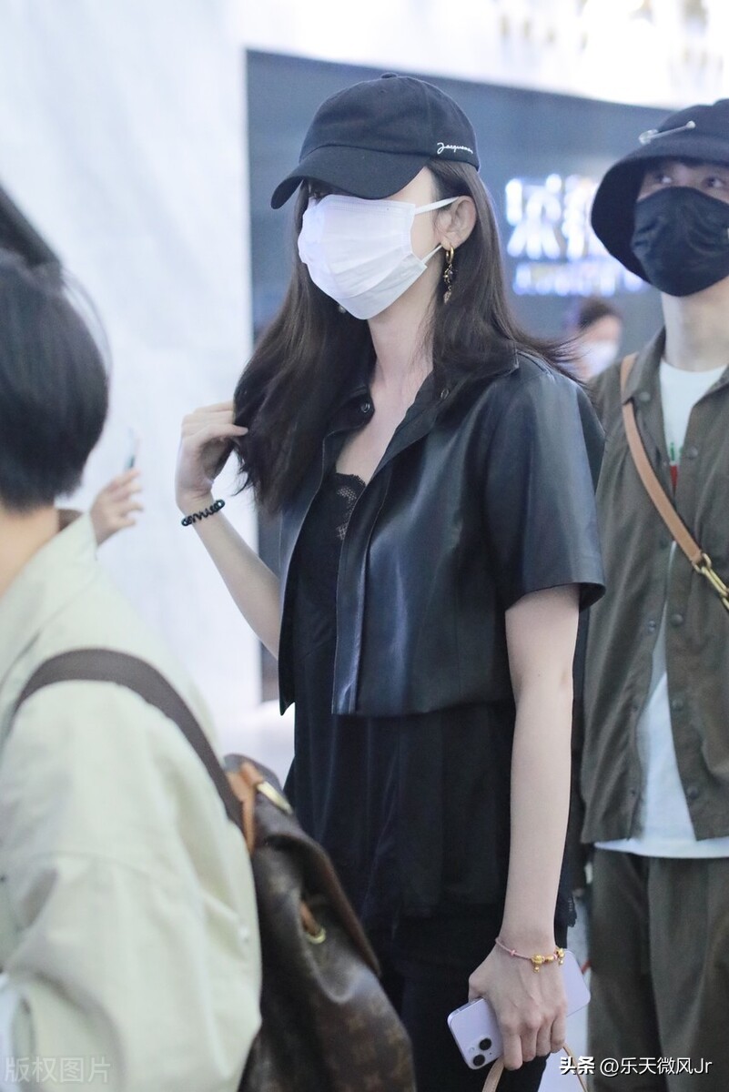 Guli Nazha appeared at Changsha Airport in all back style with a low ...