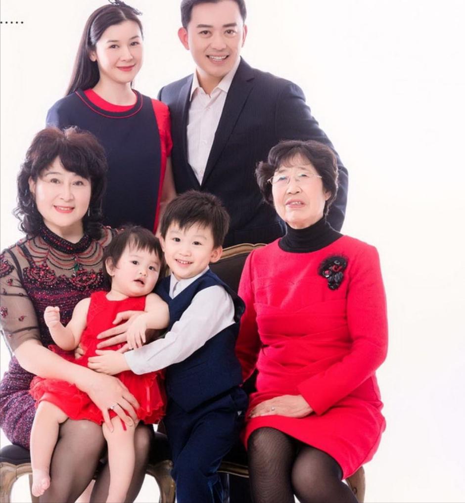 "The first male god in ancient costume" was dissatisfied with his ex ...