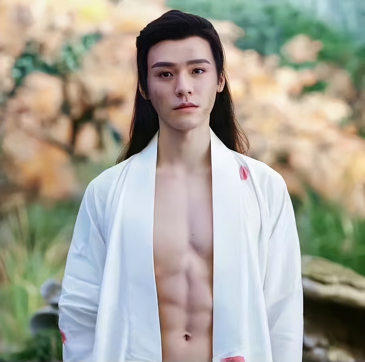 Also playing "Show Abdominal Muscles", comparing Gong Jun, Deng Wei and ...