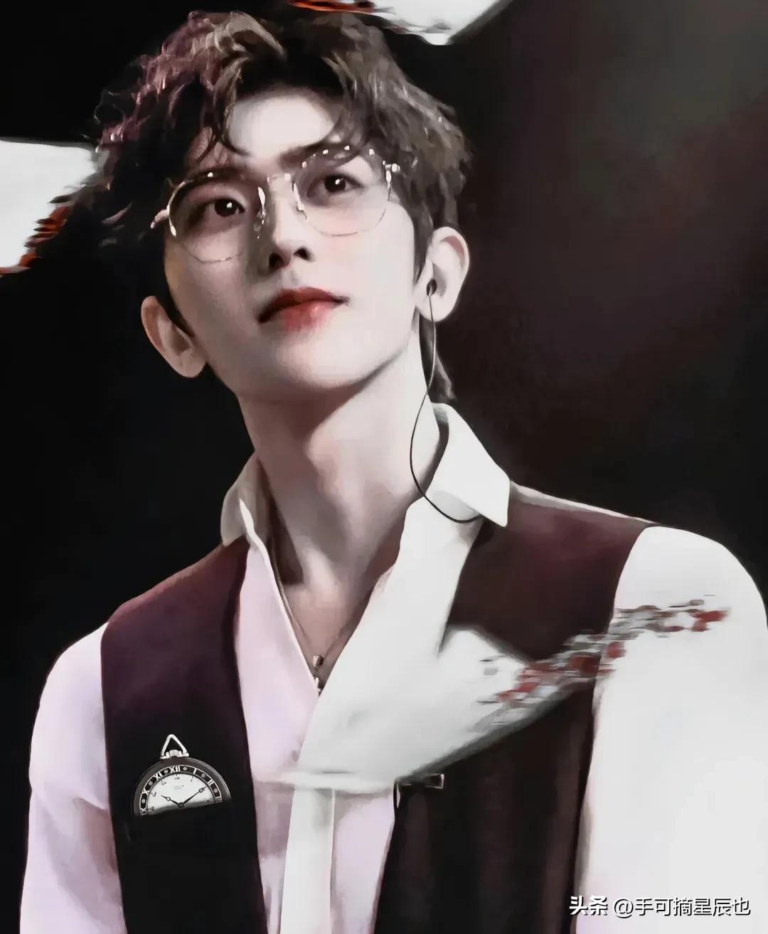 Just as Cai Xukun interacted with fans with his fingers interlocked ...