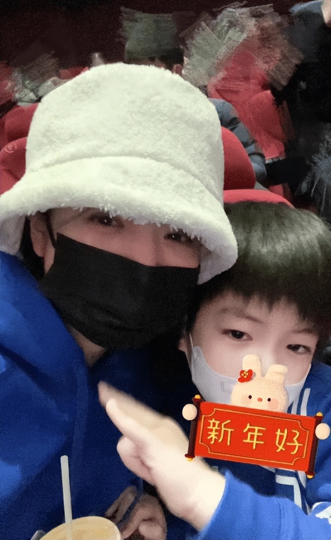 Chen Xiao and Michelle Chen take their son to the zoo. Father and son ...