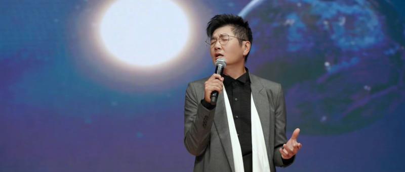 A male domestic entertainment singer with a high-pitched voice straight ...