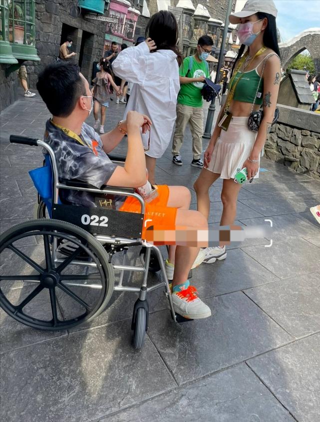 Wang Sicong was met by chance at Universal Studios, pushed by servants ...