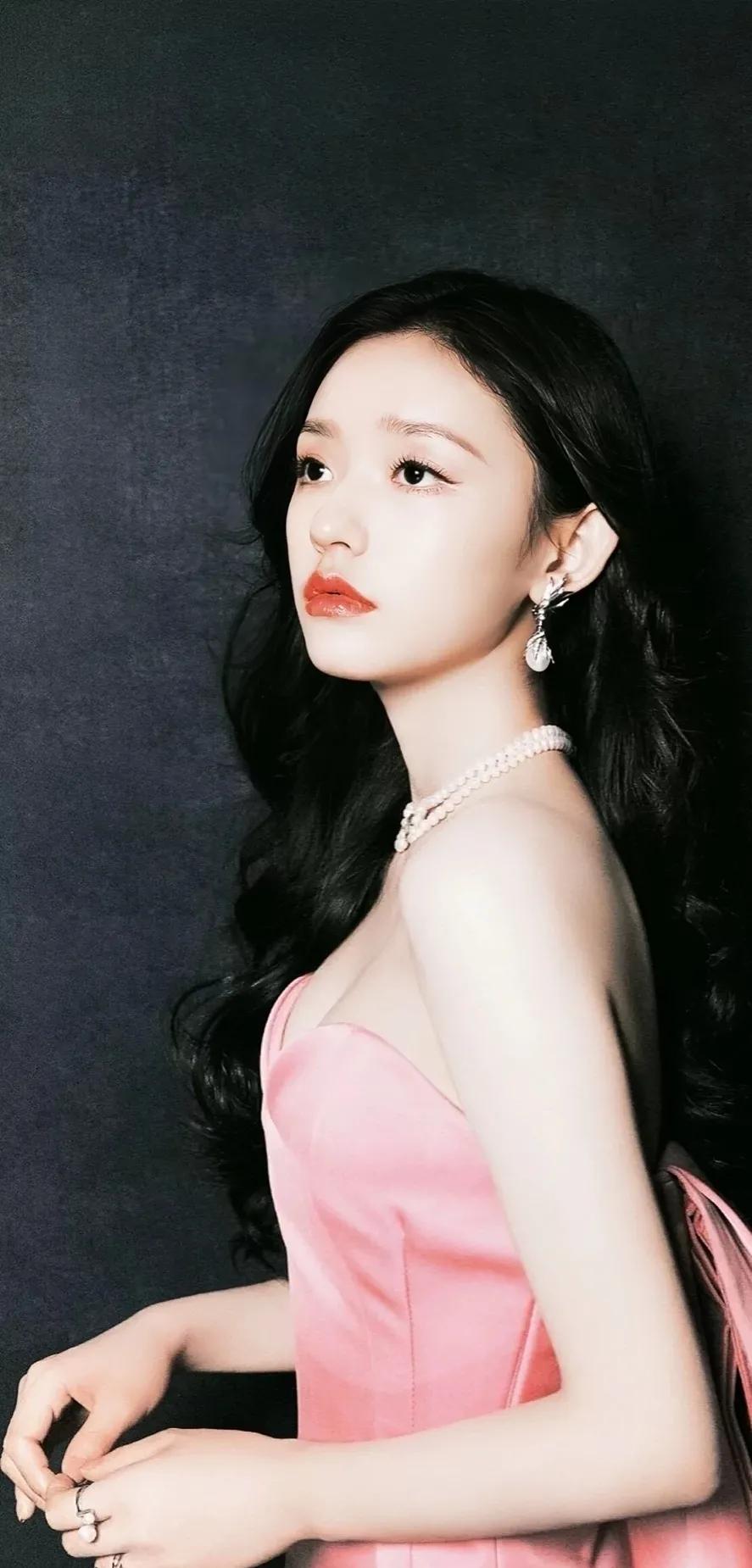 Star girl Lin Yun, her looks can be sweet or salty, she has a lovely ...