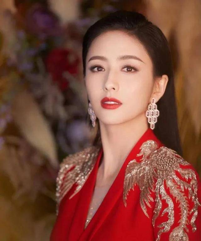 Tong Liya is a beautiful and talented girl, with a smile on the face ...