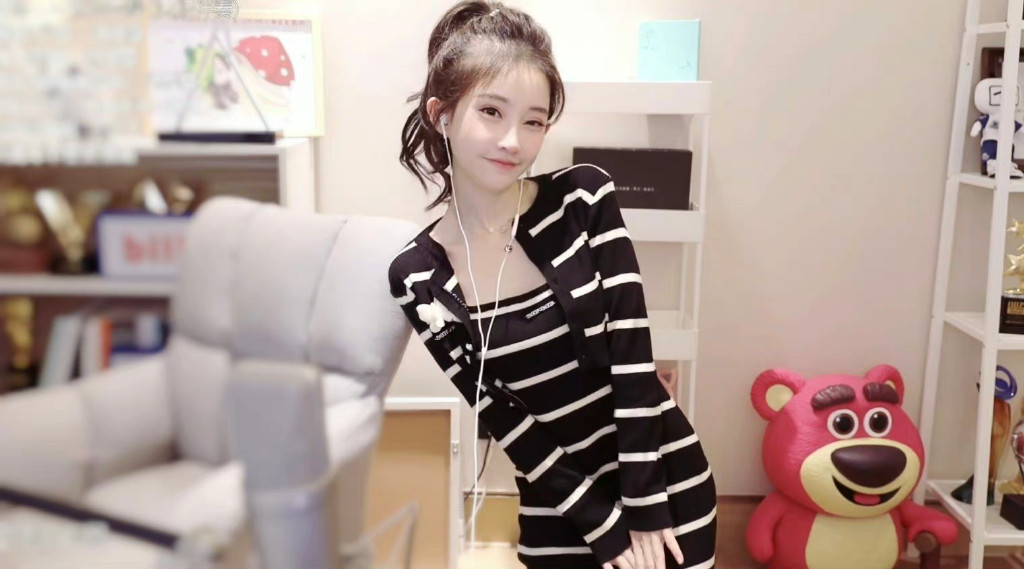 Feng Timo interacts with fans on live broadcast, cute expressions are ...