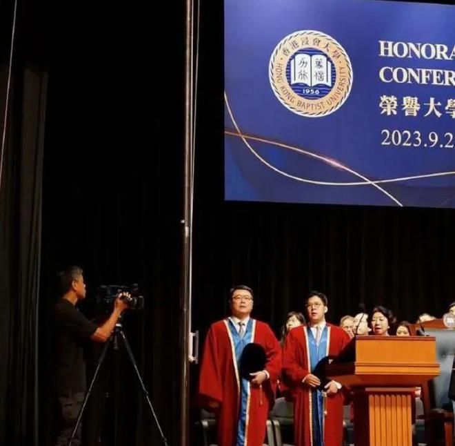 Lingling Zhu accompanied Fok Qigang to receive the award, and wore an ...