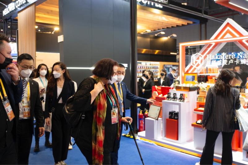 Holtaway goes to China Expo again, sweet family guardian - iNEWS