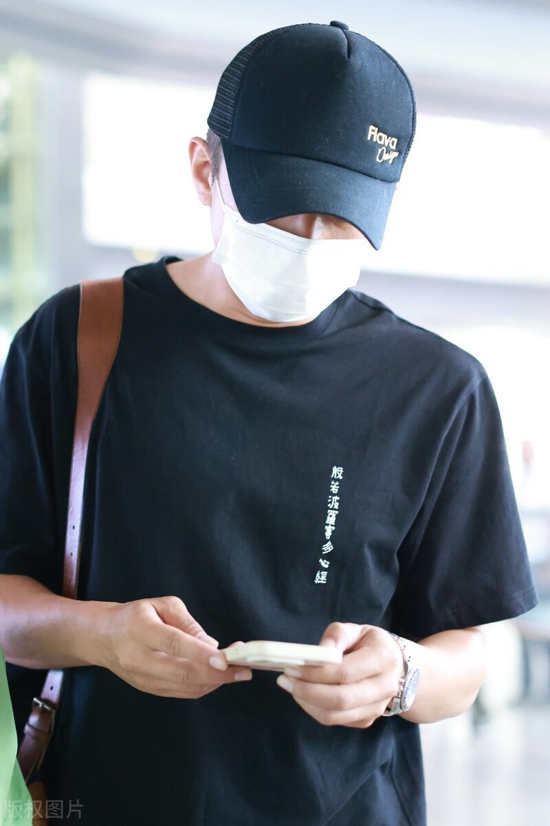 Deng Chao's all black appearance is simple and low-key at Beijing ...