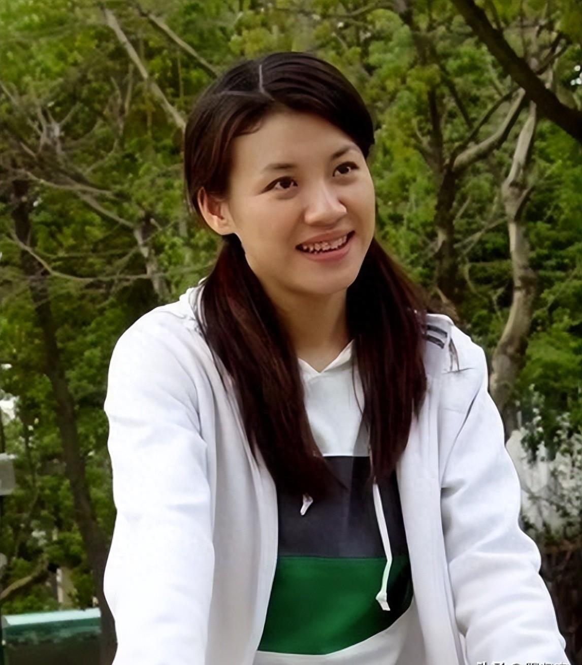 Abandoned the famous director, married a poor boy, and became a ...