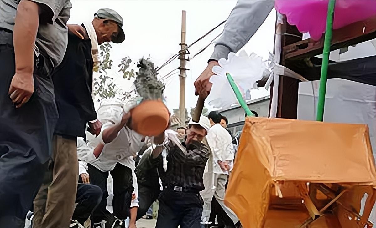 Where does the funeral custom of "smashing the pot" come from? Why do ...