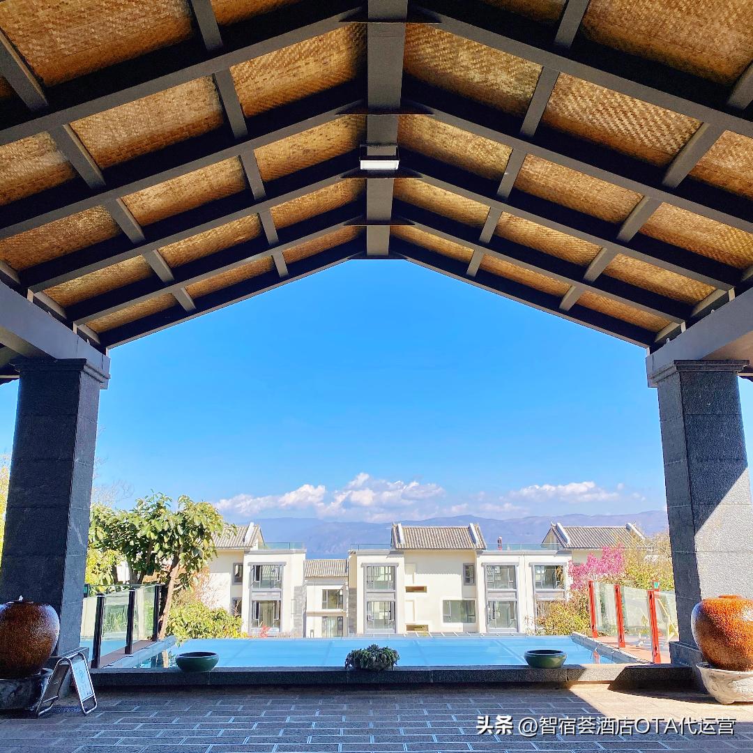 Dali Ceiling Seaview Internet Celebrity Hotel seems to live in an oil ...