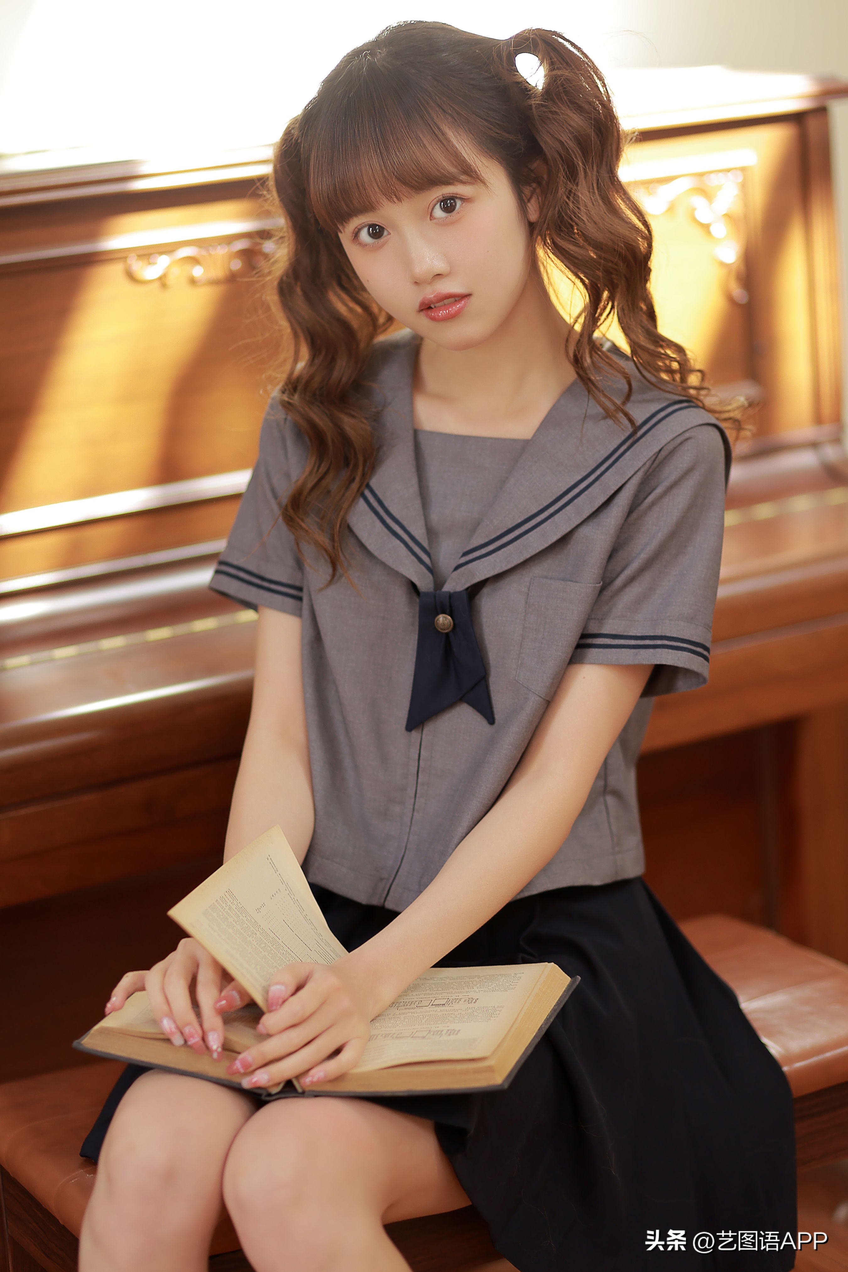 Young girls, you may not see such a good-looking me in the future, and ...