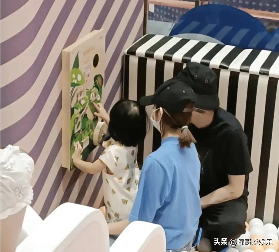 Zhang Ruoyun and Tang Yixin showed up at the playground with her baby ...