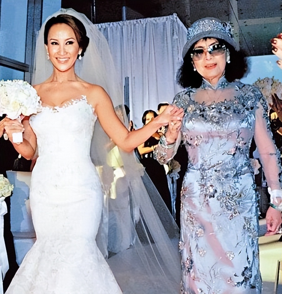A close photo of the queen Coco Lee and her mother, her mother is also ...
