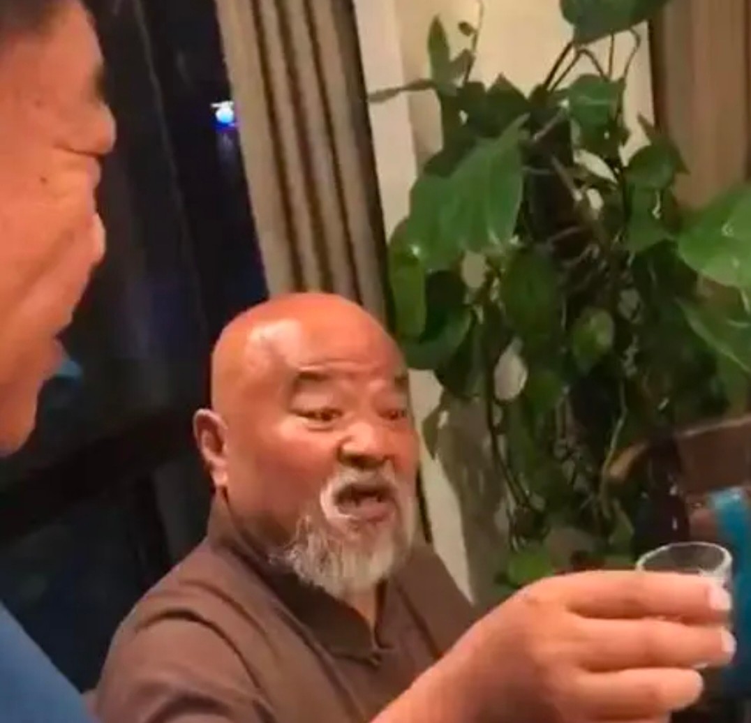 67-year-old Li Qi lives alone in Beijing for retirement. He eats three ...
