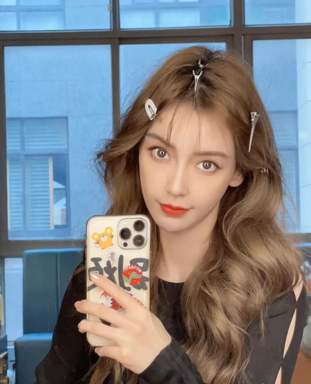 Baby Yang Ying's mobile phone case turned out to be don't bother - iNEWS