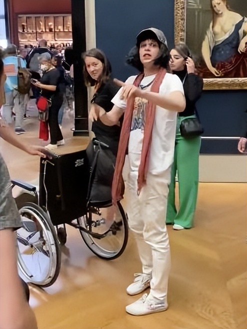 Mona Lisa was smeared on the cake, Monet's famous painting was splashed ...