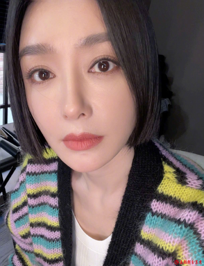 Qin Lan, a sweater girl with a selfie - iMedia