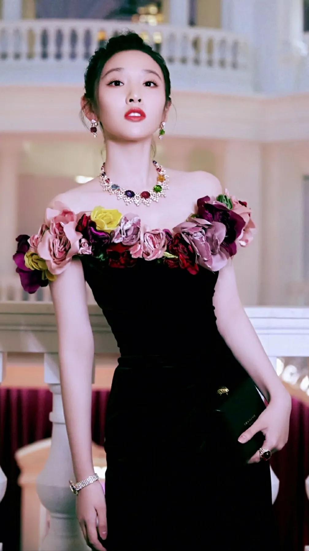 Tang Yixin: Noble and elegant - iNEWS