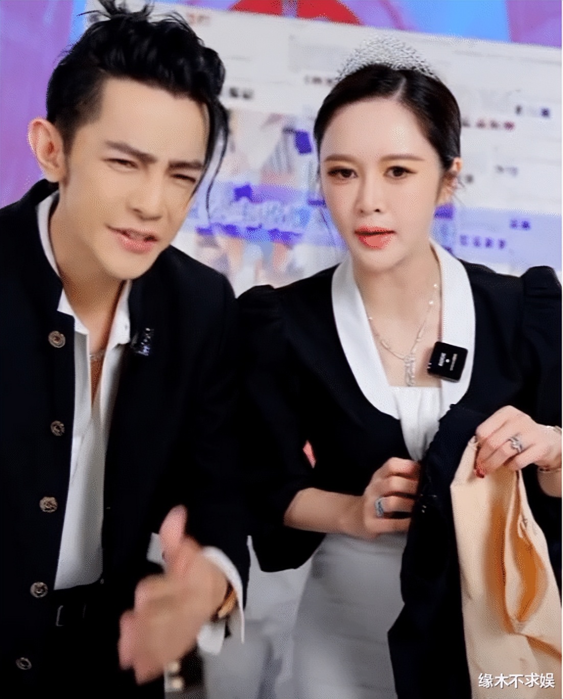 41-year-old Wang Dongcheng sells shapewear on live broadcast, and sings ...