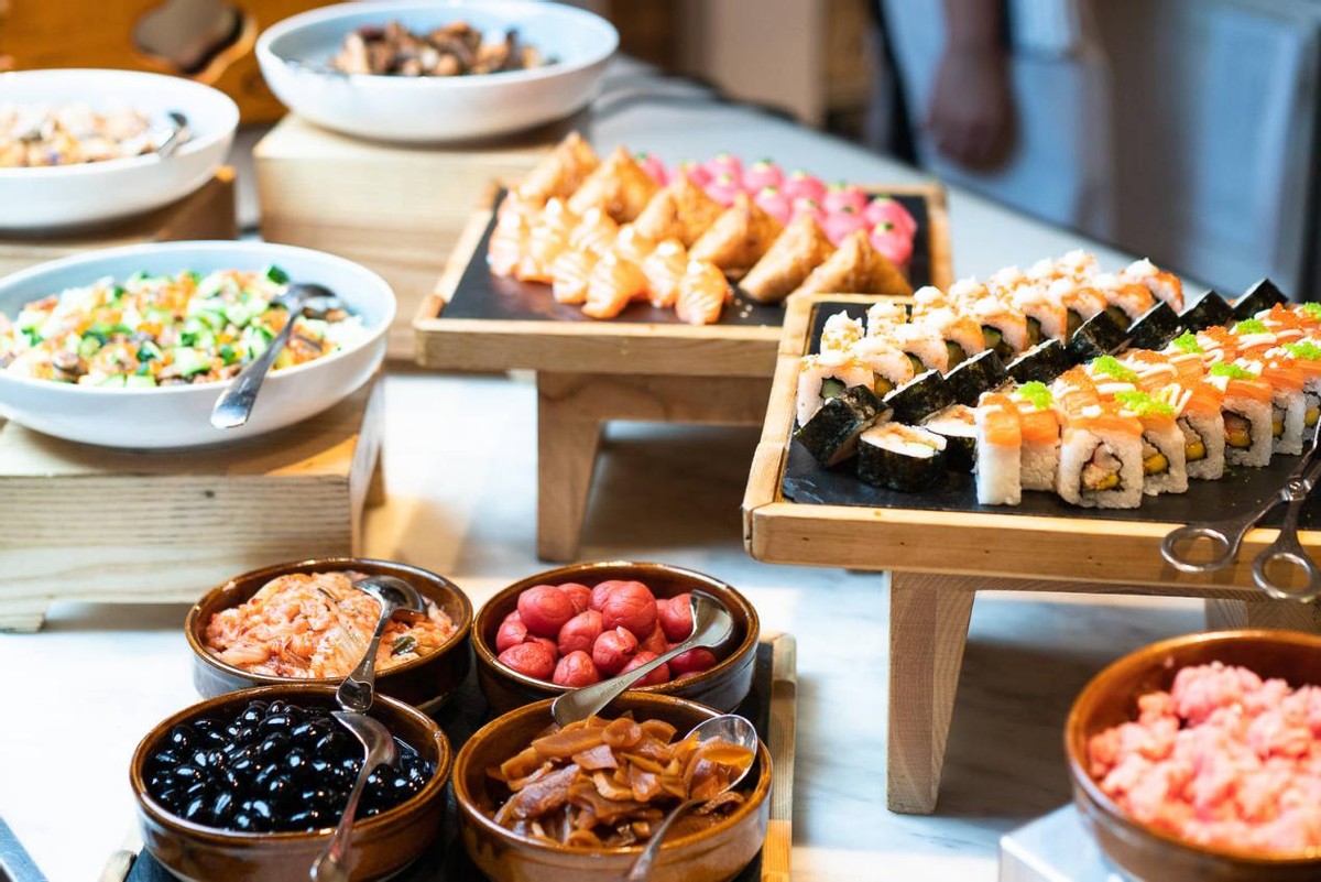 Why is a buffet full of food?Waiter: It's all "routines", it's not too ...