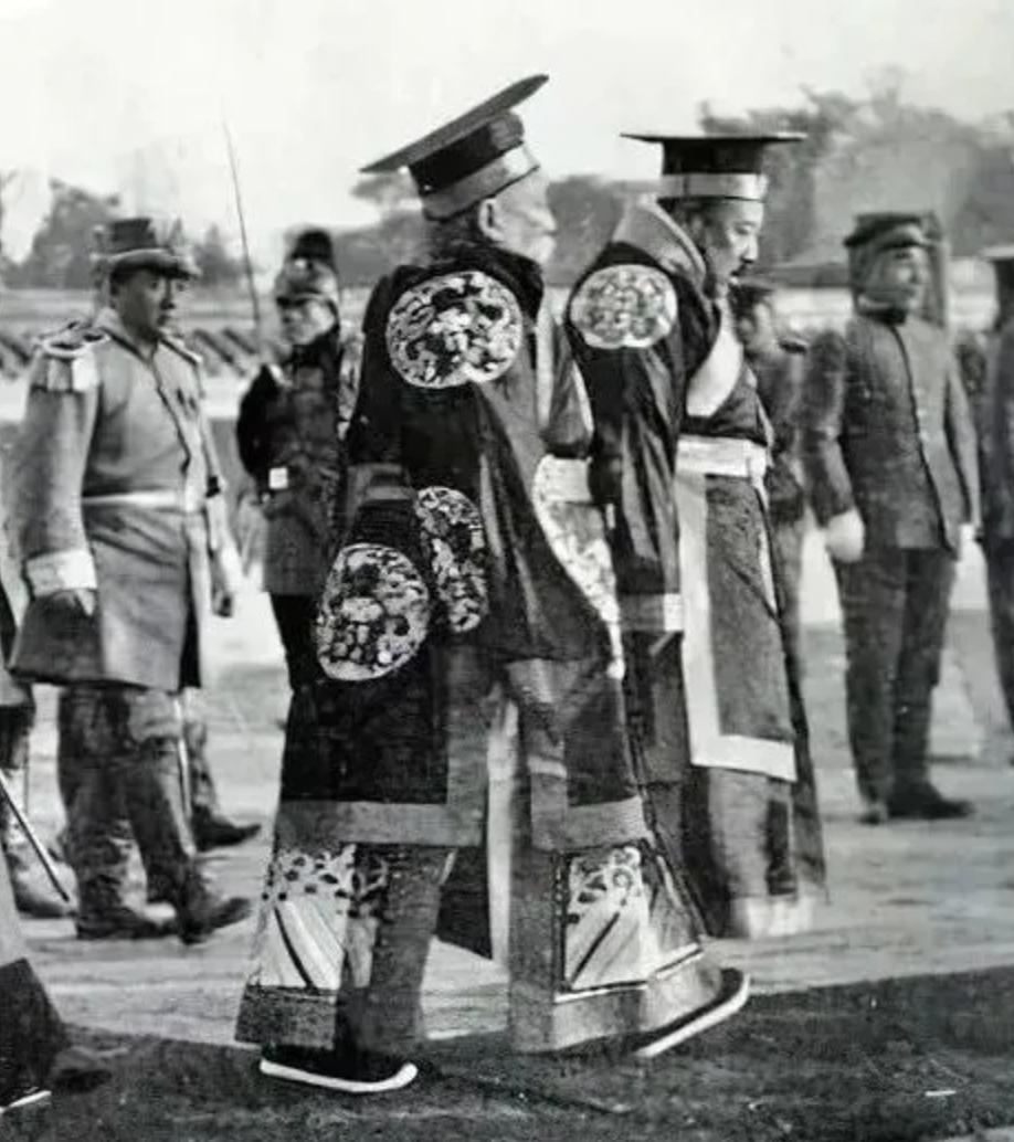 Hundreds of old photos show the embarrassing history - iNEWS