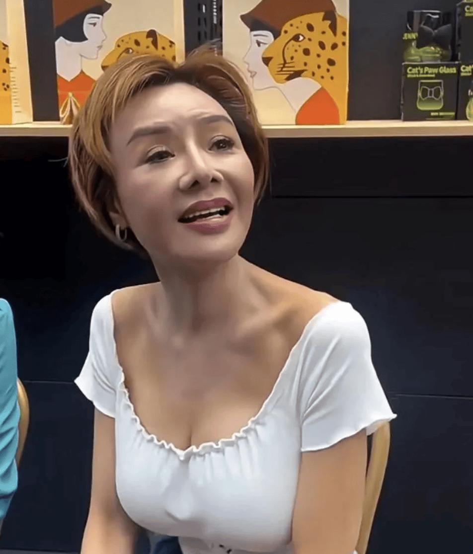 Amy Yip is still in great shape! At 58, she shows off her impressive figure in a low-cut dress ...