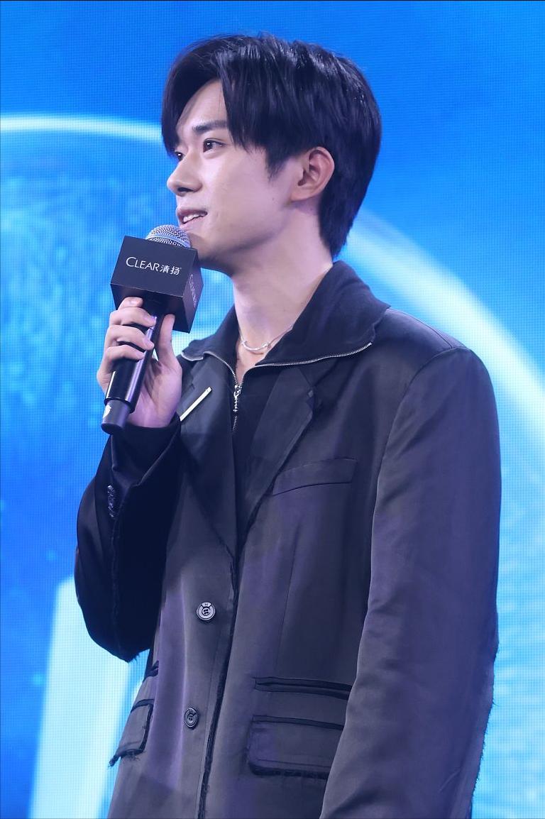 Yi Yang Qianxi: A young man with amazing talent and super good looks ...