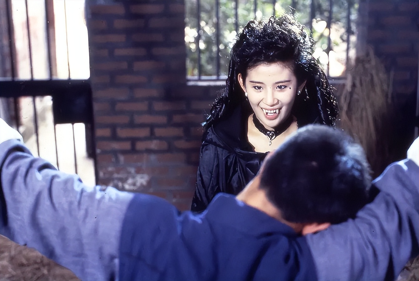 In 1989, Lin Zhengying's another whimsical, rescued the dying zombie ...