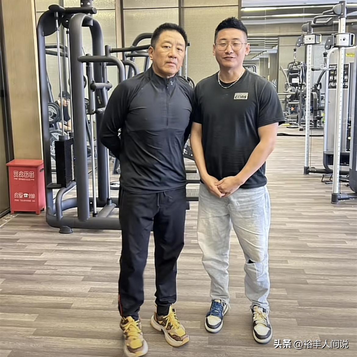 64-year-old Ding Yongdai appeared in the gym! Wearing sportswear with ...