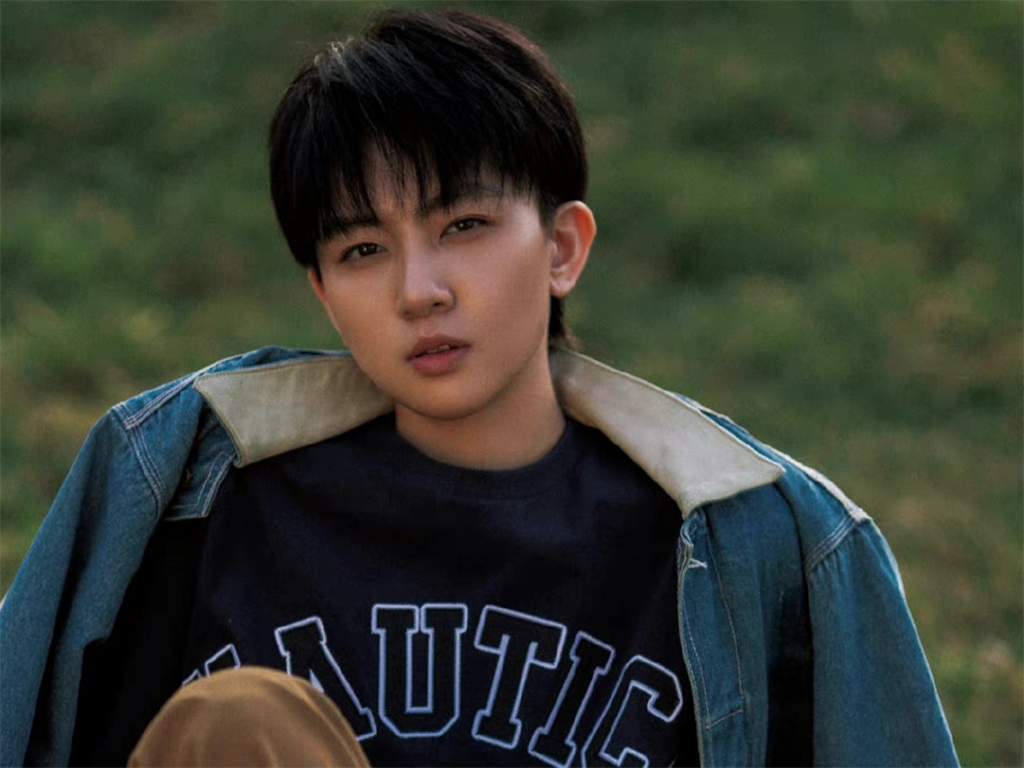 Zhang Xiaoyu, the third runner-up of Super Girl, looks like Fan Shiqi in a selfie, the ...